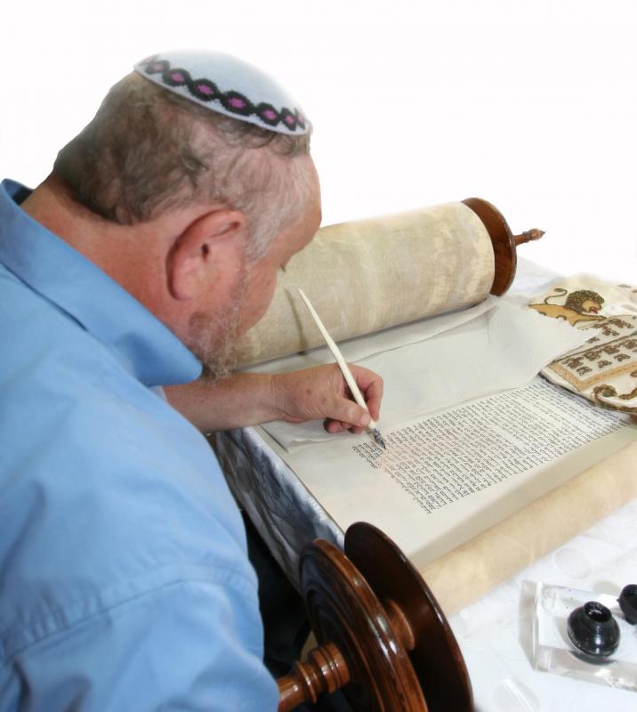 What is a Scroll? (with pictures)